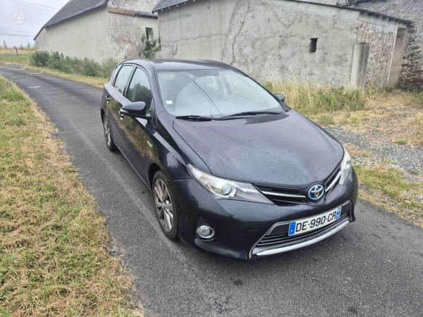 Black Toyota Auris 2014 in Taurage, with an engine capacity of 1.80 L and mileage of 300 thousand km for 4800 €, photo 4 on AUTOMOTO.COM.LV