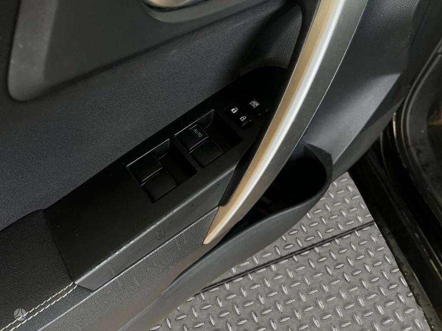 Black Toyota Auris 2014 in Kaunas, with an engine capacity of 1.80 L and mileage of 164 thousand km for 8999 €, photo 14 on AUTOMOTO.COM.LV