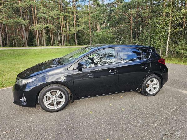 Melns Toyota Auris 2014 Viļņa, ar dzinēja tilpumu 1.36 L un nobraukumu 230 tūkst. km par 4500 €, foto 3 vietnē AUTOMOTO.COM.LV