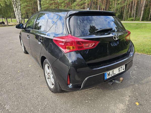 Melns Toyota Auris 2014 Viļņa, ar dzinēja tilpumu 1.36 L un nobraukumu 230 tūkst. km par 4500 €, foto 5 vietnē AUTOMOTO.COM.LV