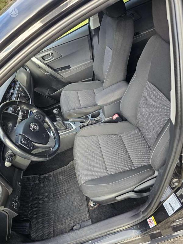 Melns Toyota Auris 2014 Viļņa, ar dzinēja tilpumu 1.36 L un nobraukumu 230 tūkst. km par 4500 €, foto 8 vietnē AUTOMOTO.COM.LV