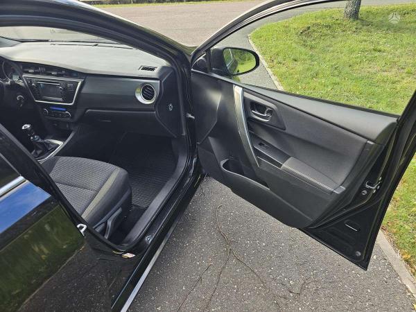 Melns Toyota Auris 2014 Viļņa, ar dzinēja tilpumu 1.36 L un nobraukumu 230 tūkst. km par 4500 €, foto 10 vietnē AUTOMOTO.COM.LV