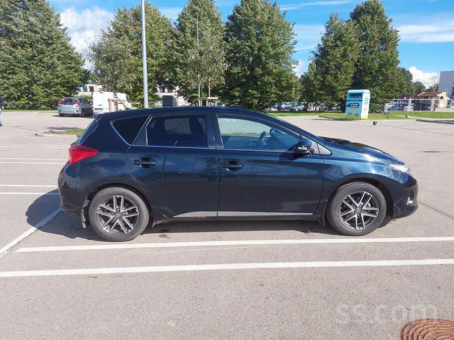 Black Toyota Auris 2014 in Riga, with an engine capacity of 1.60 L and mileage of 109 thousand km for 6000 €, photo 3 on AUTOMOTO.COM.LV