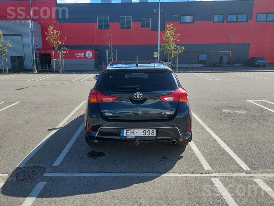 Black Toyota Auris 2014 in Riga, with an engine capacity of 1.60 L and mileage of 109 thousand km for 6000 €, photo 5 on AUTOMOTO.COM.LV