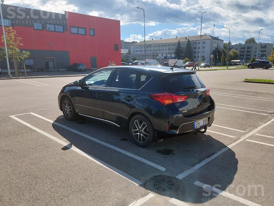 Black Toyota Auris 2014 in Riga, with an engine capacity of 1.60 L and mileage of 109 thousand km for 6000 €, photo 6 on AUTOMOTO.COM.LV