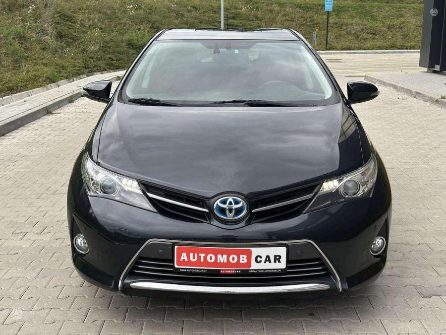 Black Toyota Auris 2014 in Vilnius, with an engine capacity of 1.80 L and mileage of 277 thousand km for 7878 €, photo 1 on AUTOMOTO.COM.LV