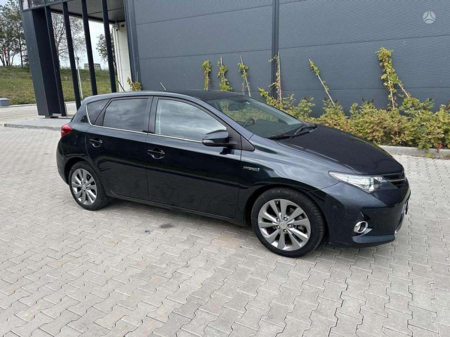 Black Toyota Auris 2014 in Vilnius, with an engine capacity of 1.80 L and mileage of 277 thousand km for 7878 €, photo 4 on AUTOMOTO.COM.LV