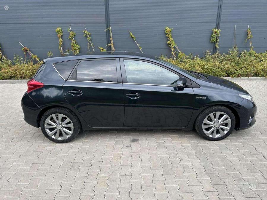 Black Toyota Auris 2014 in Vilnius, with an engine capacity of 1.80 L and mileage of 277 thousand km for 7878 €, photo 5 on AUTOMOTO.COM.LV