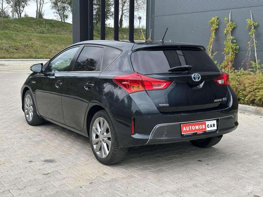 Black Toyota Auris 2014 in Vilnius, with an engine capacity of 1.80 L and mileage of 277 thousand km for 7878 €, photo 9 on AUTOMOTO.COM.LV