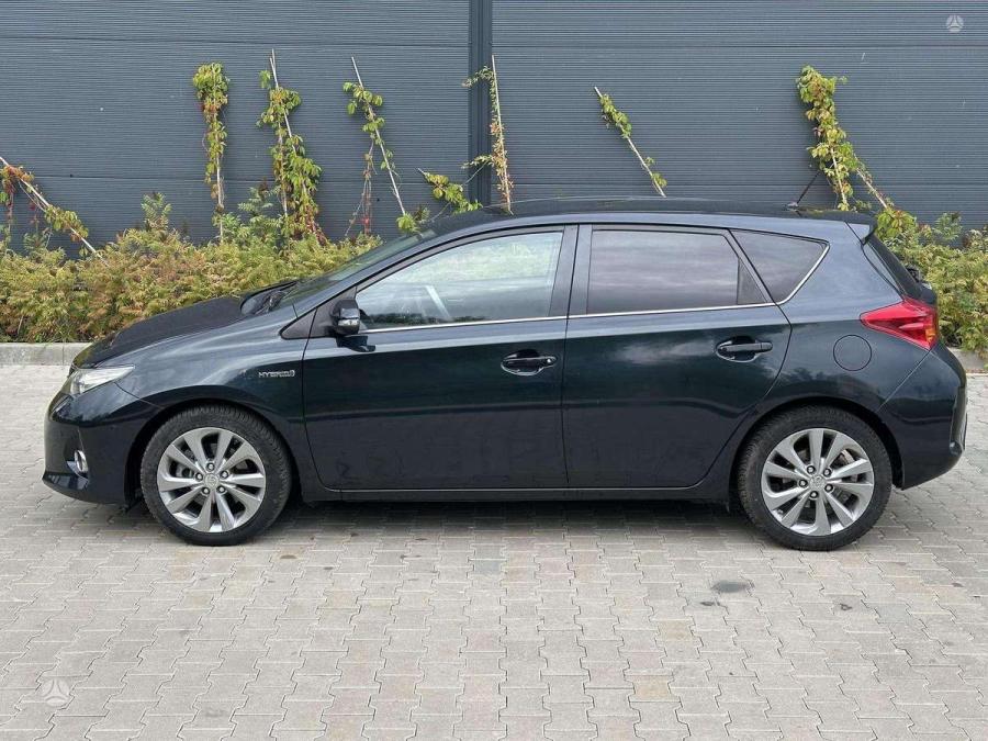 Black Toyota Auris 2014 in Vilnius, with an engine capacity of 1.80 L and mileage of 277 thousand km for 7878 €, photo 11 on AUTOMOTO.COM.LV