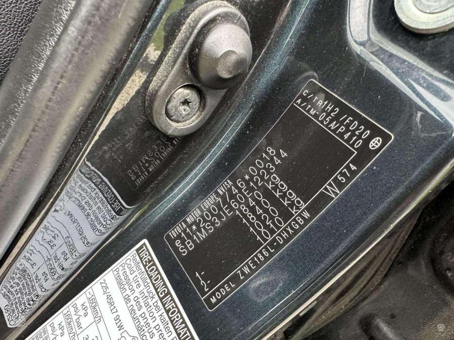 Black Toyota Auris 2014 in Vilnius, with an engine capacity of 1.80 L and mileage of 277 thousand km for 7878 €, photo 16 on AUTOMOTO.COM.LV