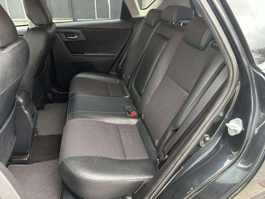 Black Toyota Auris 2014 in Vilnius, with an engine capacity of 1.80 L and mileage of 277 thousand km for 7878 €, photo 30 on AUTOMOTO.COM.LV