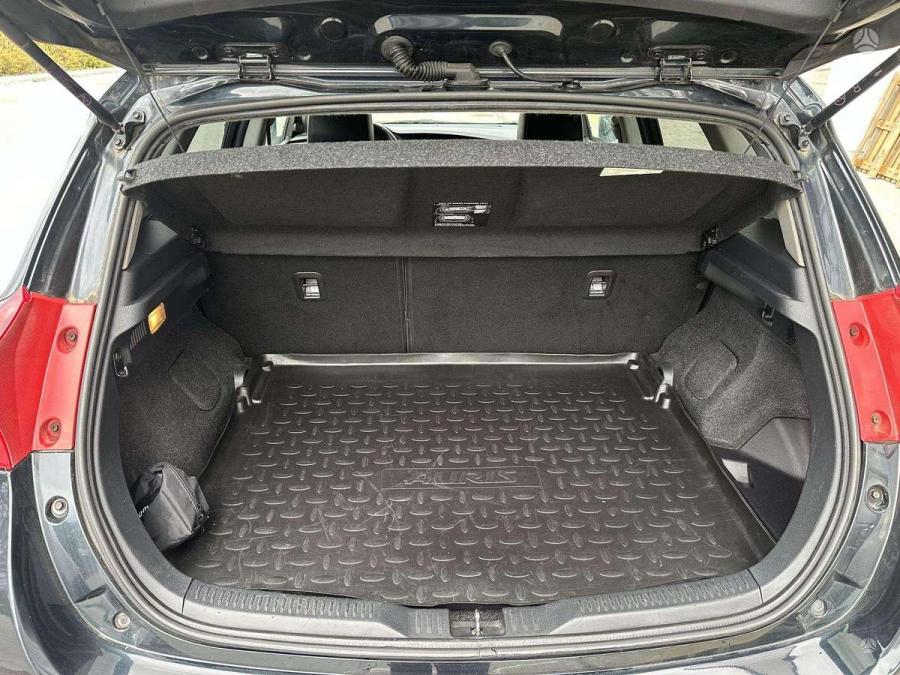 Black Toyota Auris 2014 in Vilnius, with an engine capacity of 1.80 L and mileage of 277 thousand km for 7878 €, photo 31 on AUTOMOTO.COM.LV