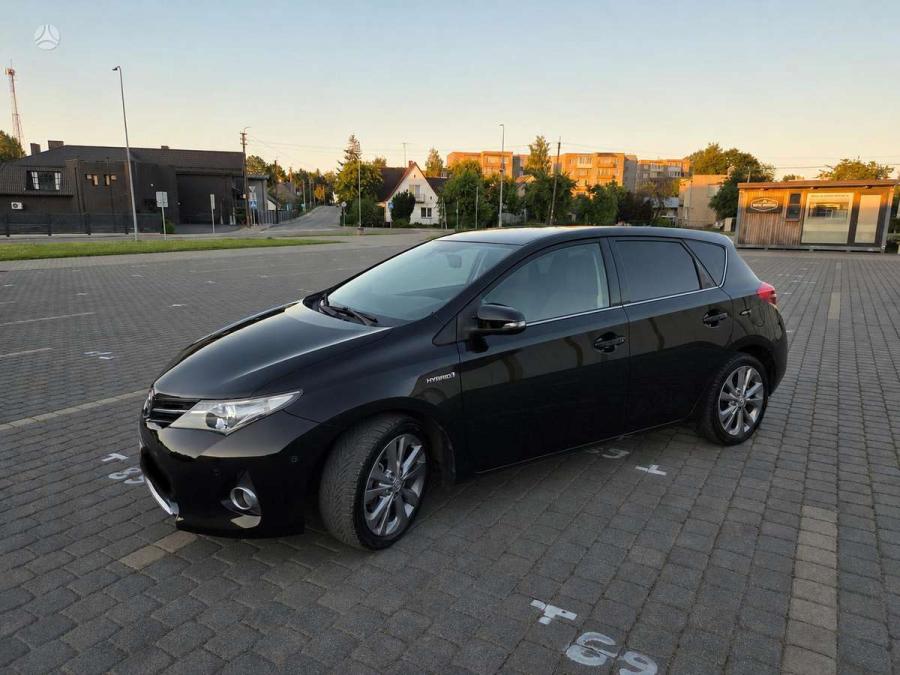 Black Toyota Auris 2015 in Vilnius, with an engine capacity of 1.80 L and mileage of 186 thousand km for 8800 €, photo 1 on AUTOMOTO.COM.LV