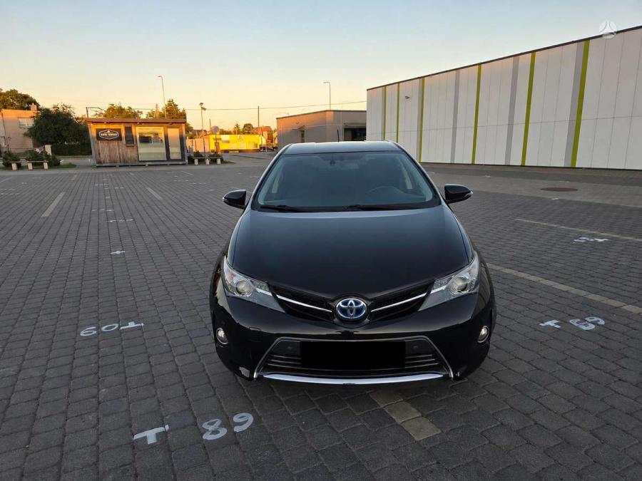 Black Toyota Auris 2015 in Vilnius, with an engine capacity of 1.80 L and mileage of 186 thousand km for 8800 €, photo 3 on AUTOMOTO.COM.LV