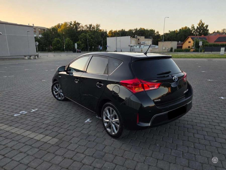 Black Toyota Auris 2015 in Vilnius, with an engine capacity of 1.80 L and mileage of 186 thousand km for 8800 €, photo 5 on AUTOMOTO.COM.LV