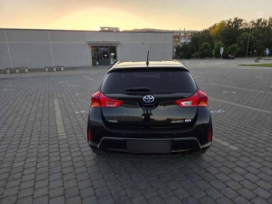 Black Toyota Auris 2015 in Vilnius, with an engine capacity of 1.80 L and mileage of 186 thousand km for 8800 €, photo 6 on AUTOMOTO.COM.LV