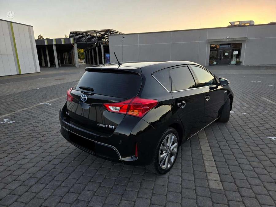 Black Toyota Auris 2015 in Vilnius, with an engine capacity of 1.80 L and mileage of 186 thousand km for 8800 €, photo 7 on AUTOMOTO.COM.LV