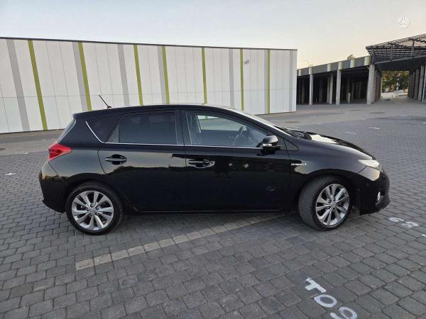 Melns Toyota Auris 2015 Viļņa, ar dzinēja tilpumu 1.80 L un nobraukumu 186 tūkst. km par 8800 €, foto 7 vietnē AUTOMOTO.COM.LV