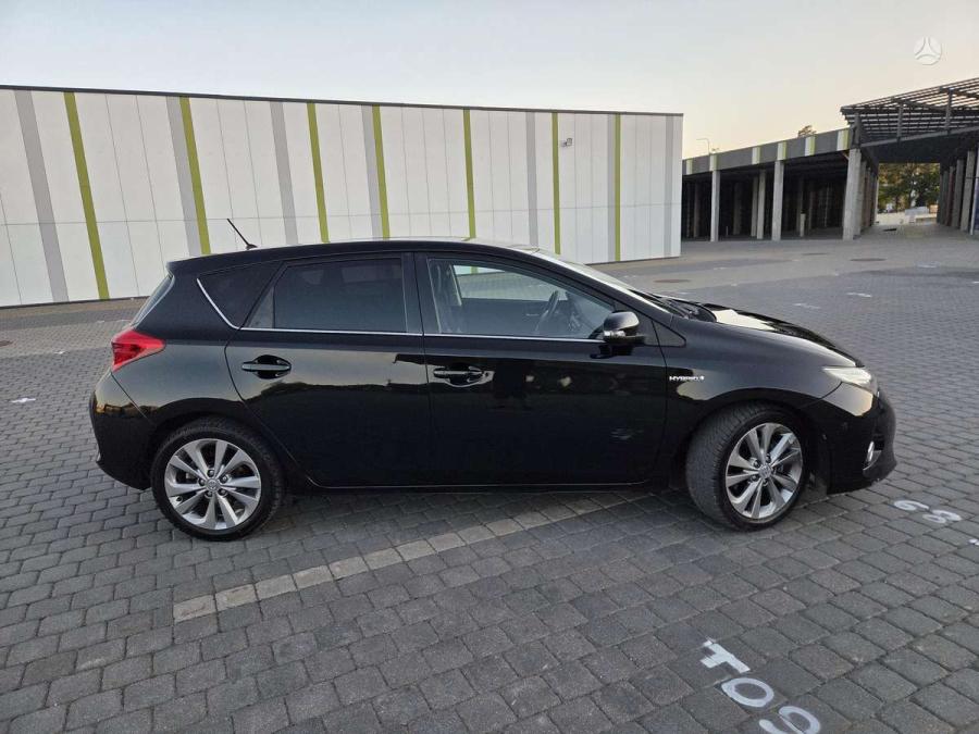 Black Toyota Auris 2015 in Vilnius, with an engine capacity of 1.80 L and mileage of 186 thousand km for 8800 €, photo 8 on AUTOMOTO.COM.LV