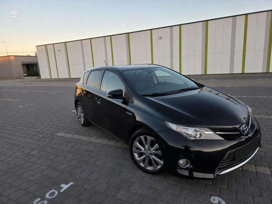 Black Toyota Auris 2015 in Vilnius, with an engine capacity of 1.80 L and mileage of 186 thousand km for 8800 €, photo 9 on AUTOMOTO.COM.LV