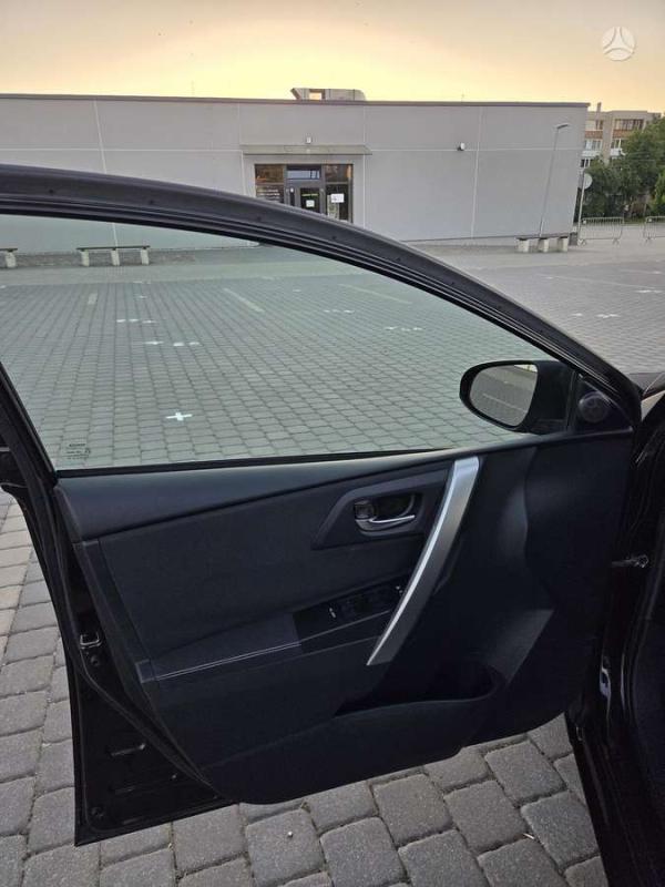 Melns Toyota Auris 2015 Viļņa, ar dzinēja tilpumu 1.80 L un nobraukumu 186 tūkst. km par 8800 €, foto 9 vietnē AUTOMOTO.COM.LV