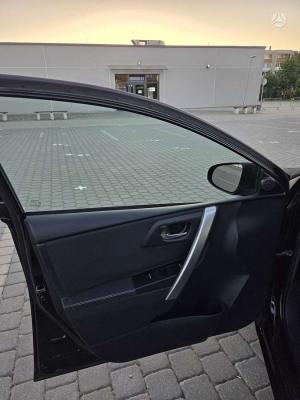 Black Toyota Auris 2015 in Vilnius, with an engine capacity of 1.80 L and mileage of 186 thousand km for 8800 €, photo 10 on AUTOMOTO.COM.LV