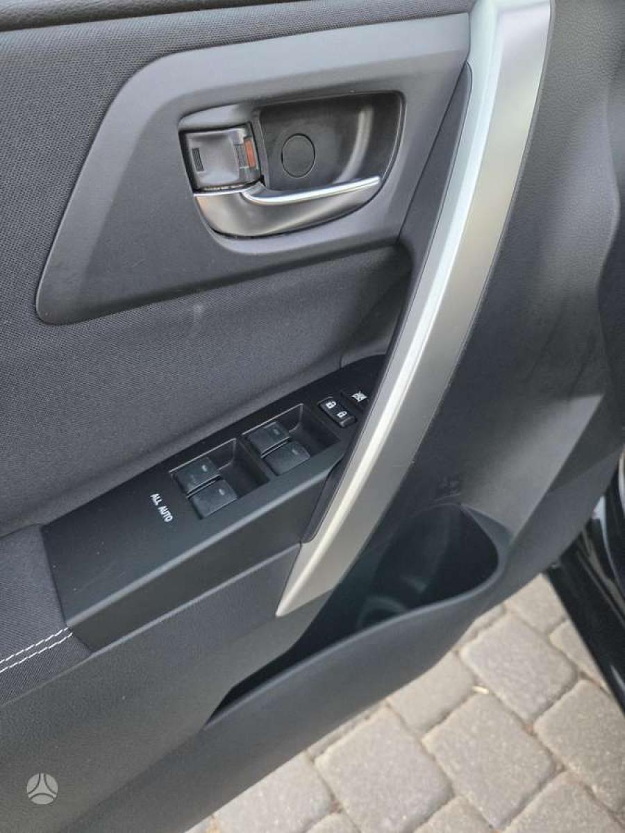 Black Toyota Auris 2015 in Vilnius, with an engine capacity of 1.80 L and mileage of 186 thousand km for 8800 €, photo 11 on AUTOMOTO.COM.LV