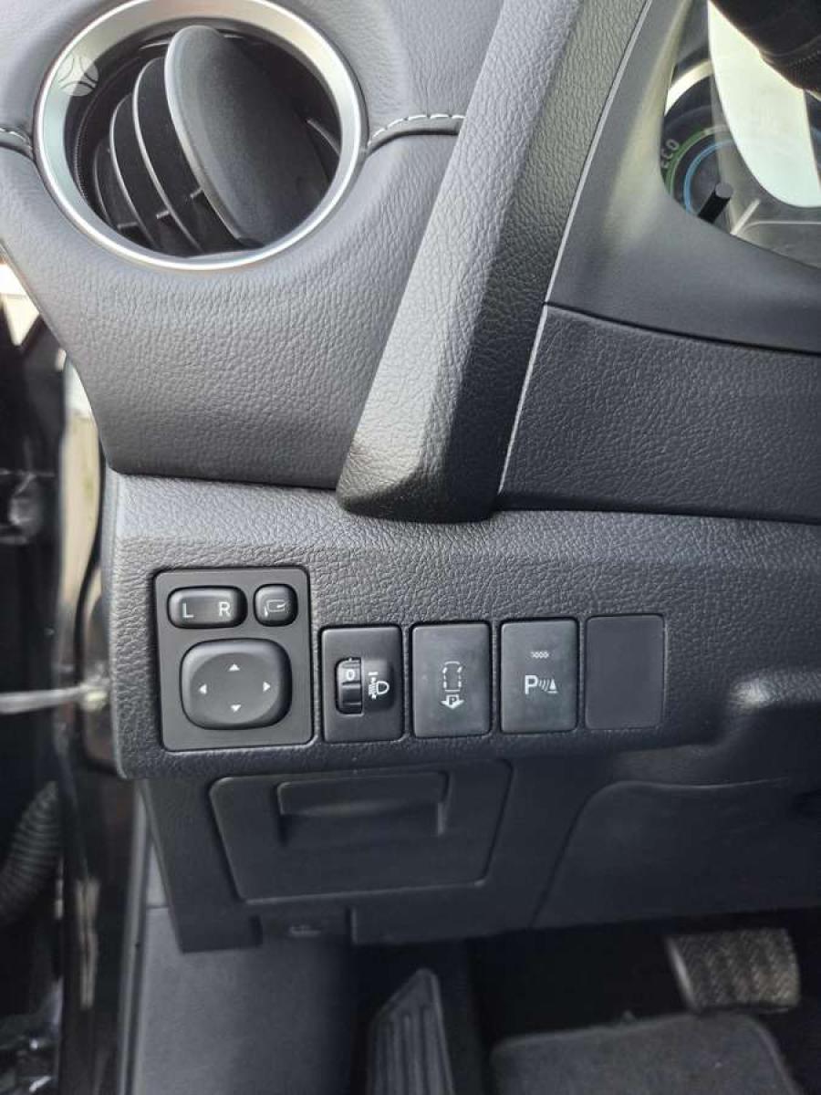 Black Toyota Auris 2015 in Vilnius, with an engine capacity of 1.80 L and mileage of 186 thousand km for 8800 €, photo 12 on AUTOMOTO.COM.LV