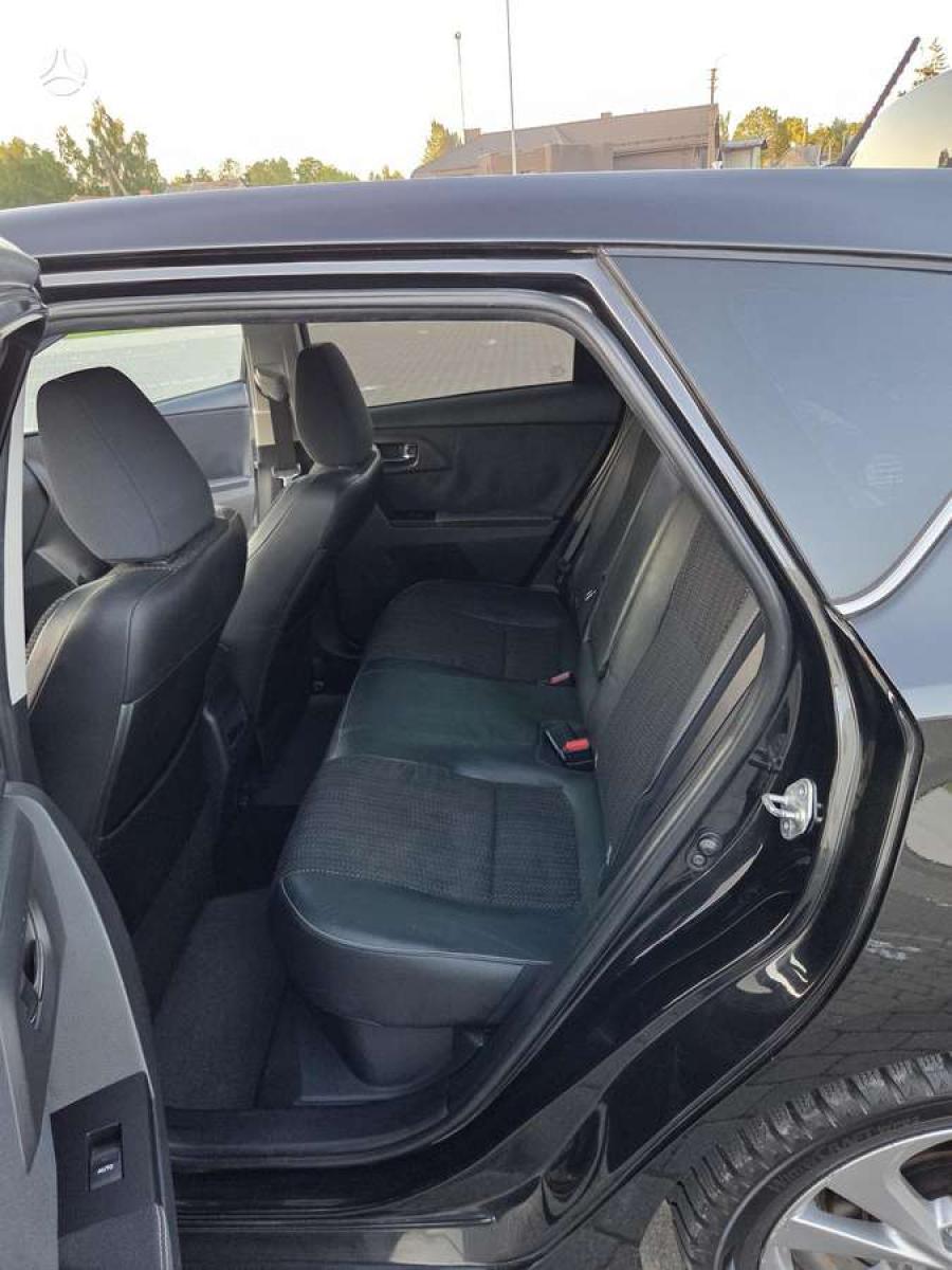 Black Toyota Auris 2015 in Vilnius, with an engine capacity of 1.80 L and mileage of 186 thousand km for 8800 €, photo 16 on AUTOMOTO.COM.LV
