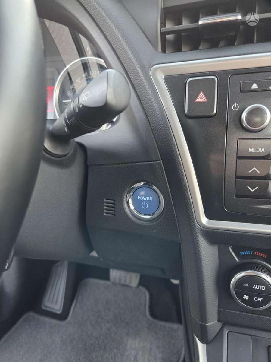 Black Toyota Auris 2015 in Vilnius, with an engine capacity of 1.80 L and mileage of 186 thousand km for 8800 €, photo 23 on AUTOMOTO.COM.LV