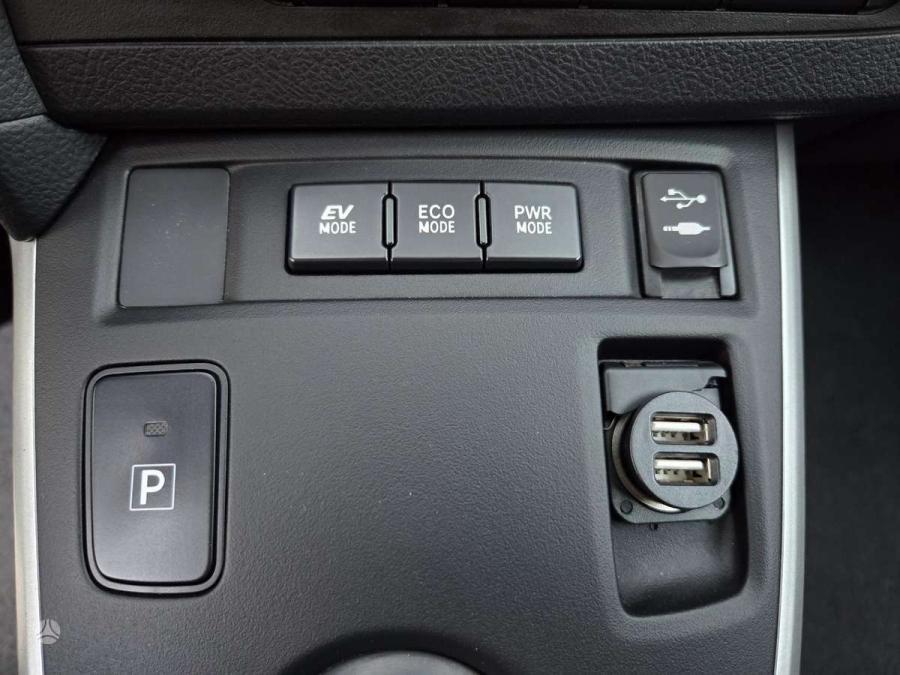 Black Toyota Auris 2015 in Vilnius, with an engine capacity of 1.80 L and mileage of 186 thousand km for 8800 €, photo 31 on AUTOMOTO.COM.LV