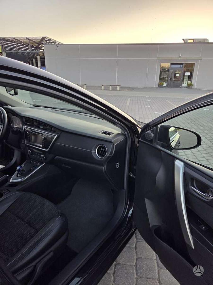Black Toyota Auris 2015 in Vilnius, with an engine capacity of 1.80 L and mileage of 186 thousand km for 8800 €, photo 33 on AUTOMOTO.COM.LV