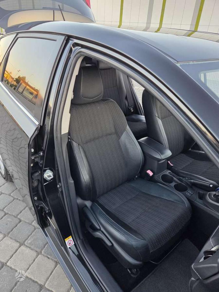 Black Toyota Auris 2015 in Vilnius, with an engine capacity of 1.80 L and mileage of 186 thousand km for 8800 €, photo 35 on AUTOMOTO.COM.LV