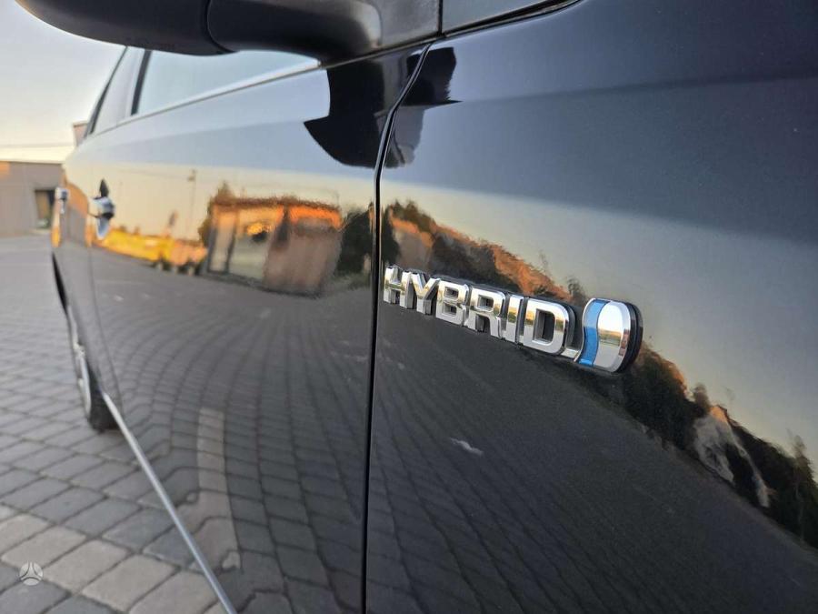 Black Toyota Auris 2015 in Vilnius, with an engine capacity of 1.80 L and mileage of 186 thousand km for 8800 €, photo 37 on AUTOMOTO.COM.LV