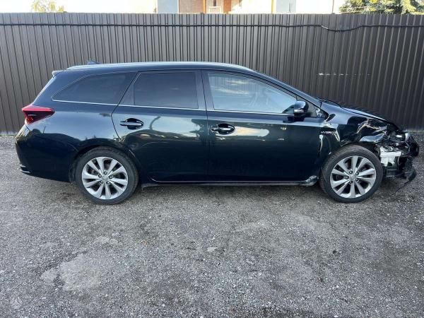 Black Toyota Auris 2015 in Kaunas, with an engine capacity of 1.80 L and mileage of 238 thousand km for 5999 €, photo 5 on AUTOMOTO.COM.LV