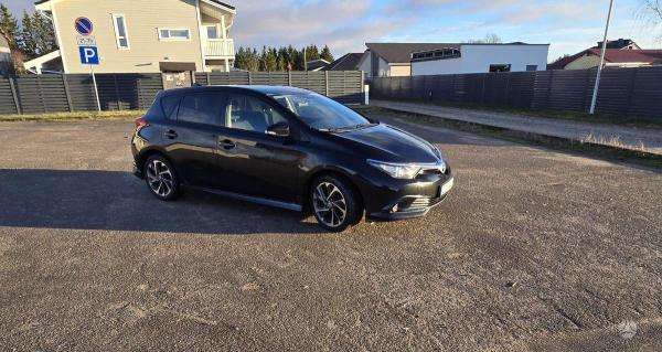 Black Toyota Auris 2016 in Gargzdai, with an engine capacity of 1.80 L and mileage of 87 thousand km for 6800 €, photo 1 on AUTOMOTO.COM.LV
