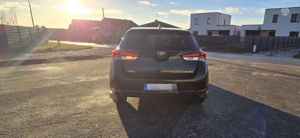 Black Toyota Auris 2016 in Gargzdai, with an engine capacity of 1.80 L and mileage of 87 thousand km for 6800 €, photo 3 on AUTOMOTO.COM.LV