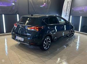 Black Toyota Auris 2016 in Vilnius, with an engine capacity of 1.80 L and mileage of 212 thousand km for 10550 €, photo 3 on AUTOMOTO.COM.LV