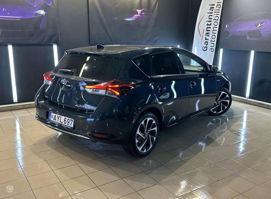 Black Toyota Auris 2016 in Vilnius, with an engine capacity of 1.80 L and mileage of 212 thousand km for 10550 €, photo 3 on AUTOMOTO.COM.LV