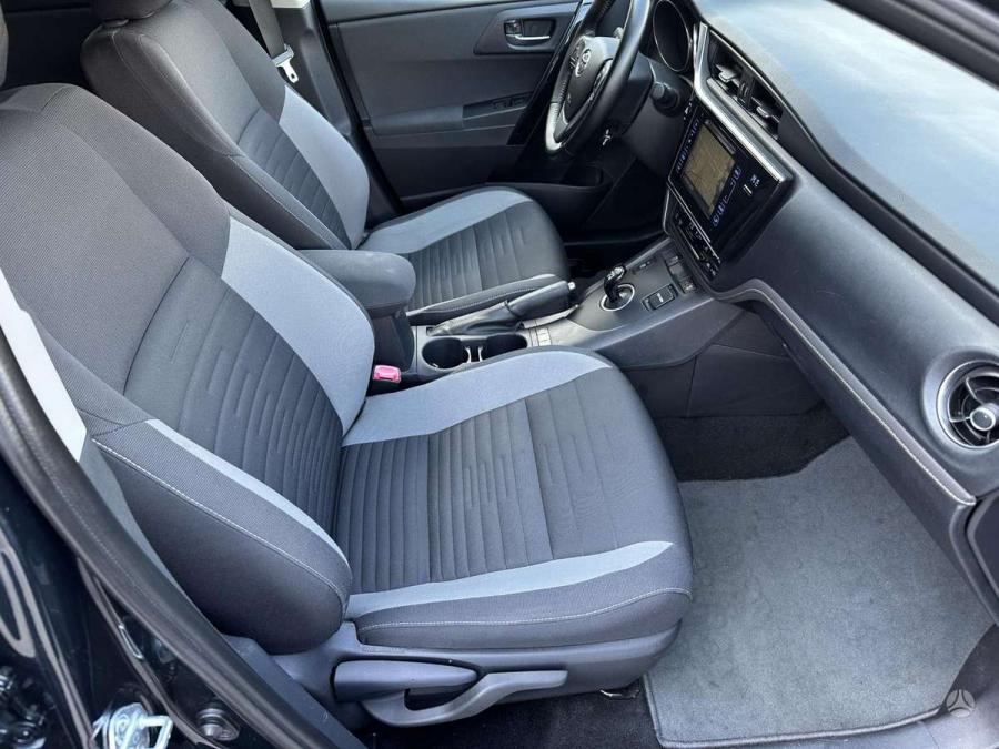 Black Toyota Auris 2016 in Vilnius, with an engine capacity of 1.80 L and mileage of 212 thousand km for 10550 €, photo 5 on AUTOMOTO.COM.LV