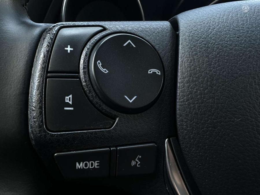 Black Toyota Auris 2016 in Vilnius, with an engine capacity of 1.80 L and mileage of 212 thousand km for 10550 €, photo 10 on AUTOMOTO.COM.LV