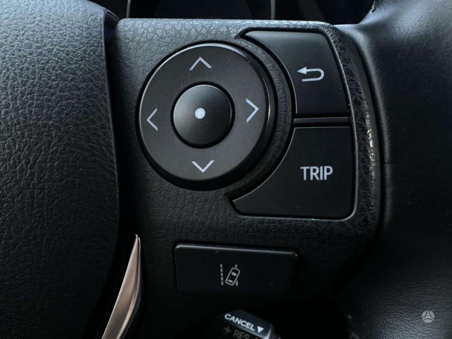 Black Toyota Auris 2016 in Vilnius, with an engine capacity of 1.80 L and mileage of 212 thousand km for 10550 €, photo 11 on AUTOMOTO.COM.LV