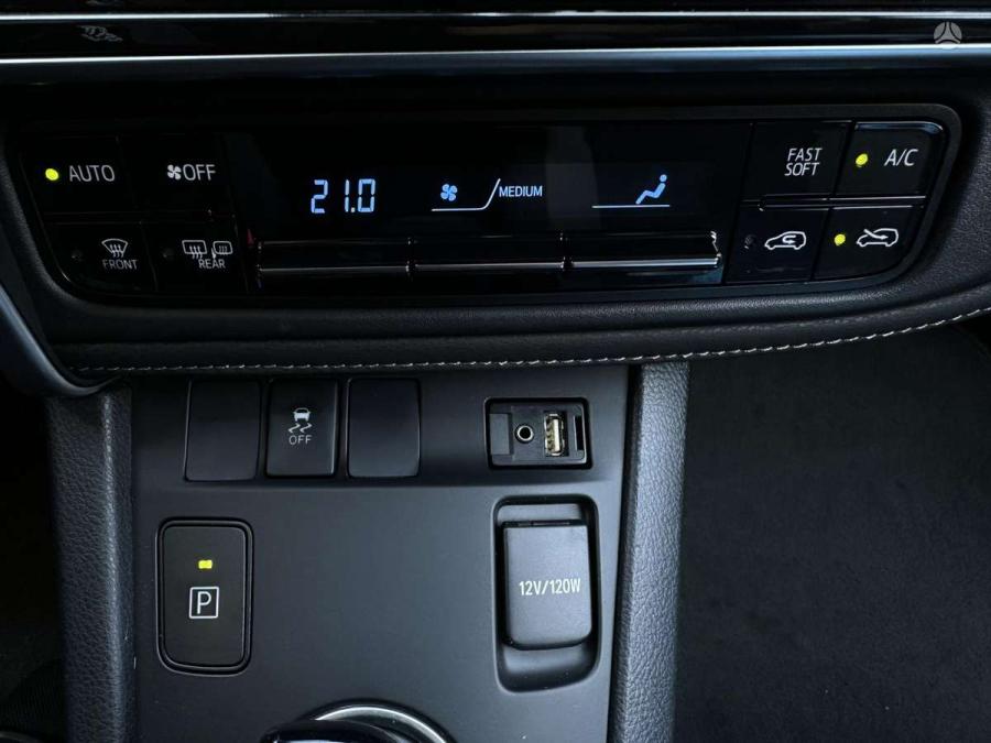 Black Toyota Auris 2016 in Vilnius, with an engine capacity of 1.80 L and mileage of 212 thousand km for 10550 €, photo 18 on AUTOMOTO.COM.LV
