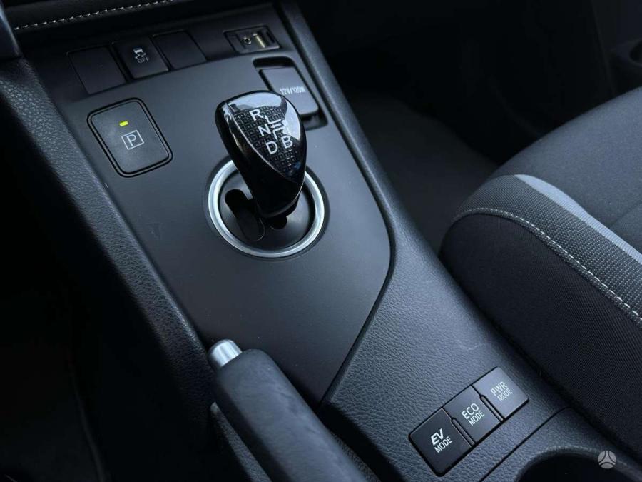 Black Toyota Auris 2016 in Vilnius, with an engine capacity of 1.80 L and mileage of 212 thousand km for 10550 €, photo 19 on AUTOMOTO.COM.LV