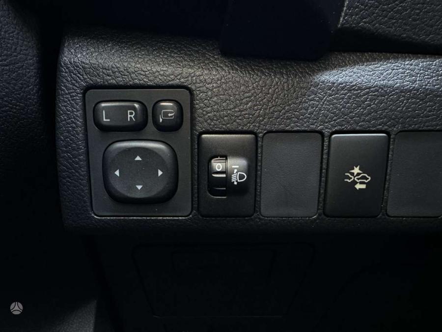 Black Toyota Auris 2016 in Vilnius, with an engine capacity of 1.80 L and mileage of 212 thousand km for 10550 €, photo 20 on AUTOMOTO.COM.LV
