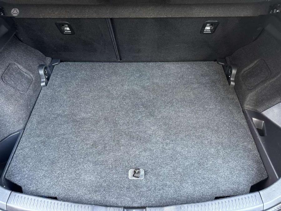 Black Toyota Auris 2016 in Vilnius, with an engine capacity of 1.80 L and mileage of 212 thousand km for 10550 €, photo 22 on AUTOMOTO.COM.LV