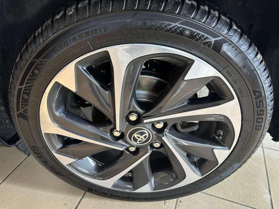 Black Toyota Auris 2016 in Vilnius, with an engine capacity of 1.80 L and mileage of 212 thousand km for 10550 €, photo 23 on AUTOMOTO.COM.LV