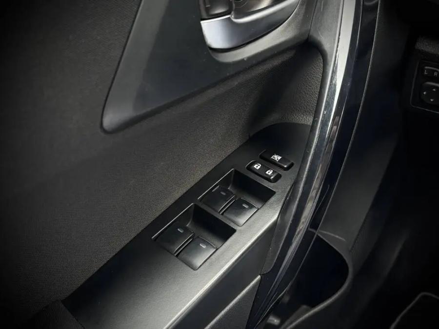 Black Toyota Auris 2016 in Riga, with an engine capacity of 1.80 L and mileage of 140 thousand km for 10495 €, photo 21 on AUTOMOTO.COM.LV