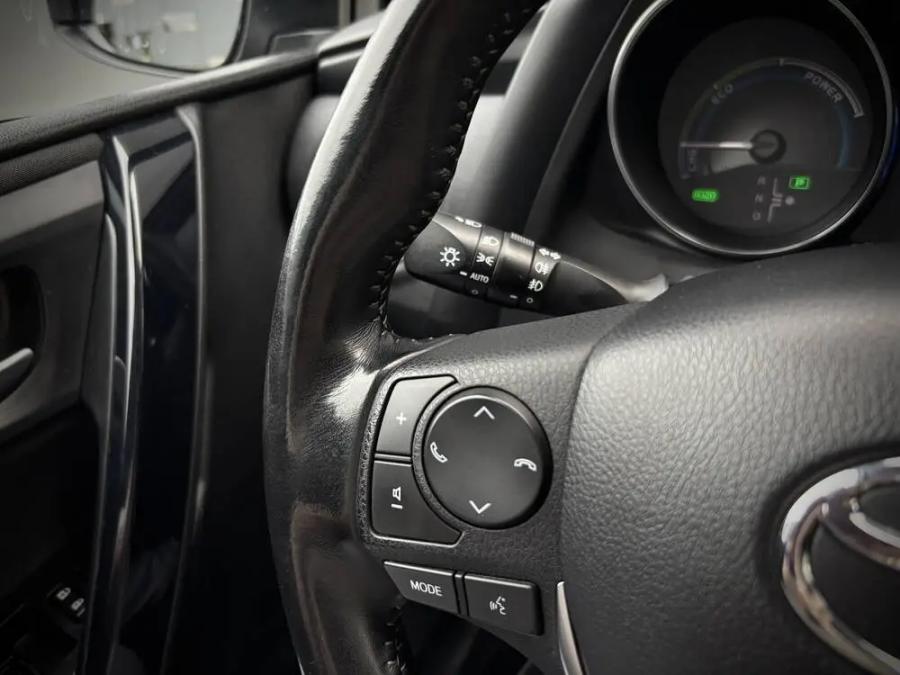 Black Toyota Auris 2016 in Riga, with an engine capacity of 1.80 L and mileage of 140 thousand km for 10495 €, photo 23 on AUTOMOTO.COM.LV